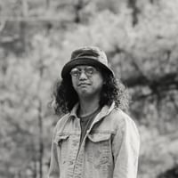 Fans mercilessly roast Derrick White’s hairline after a rare photo of him without headband goes ...